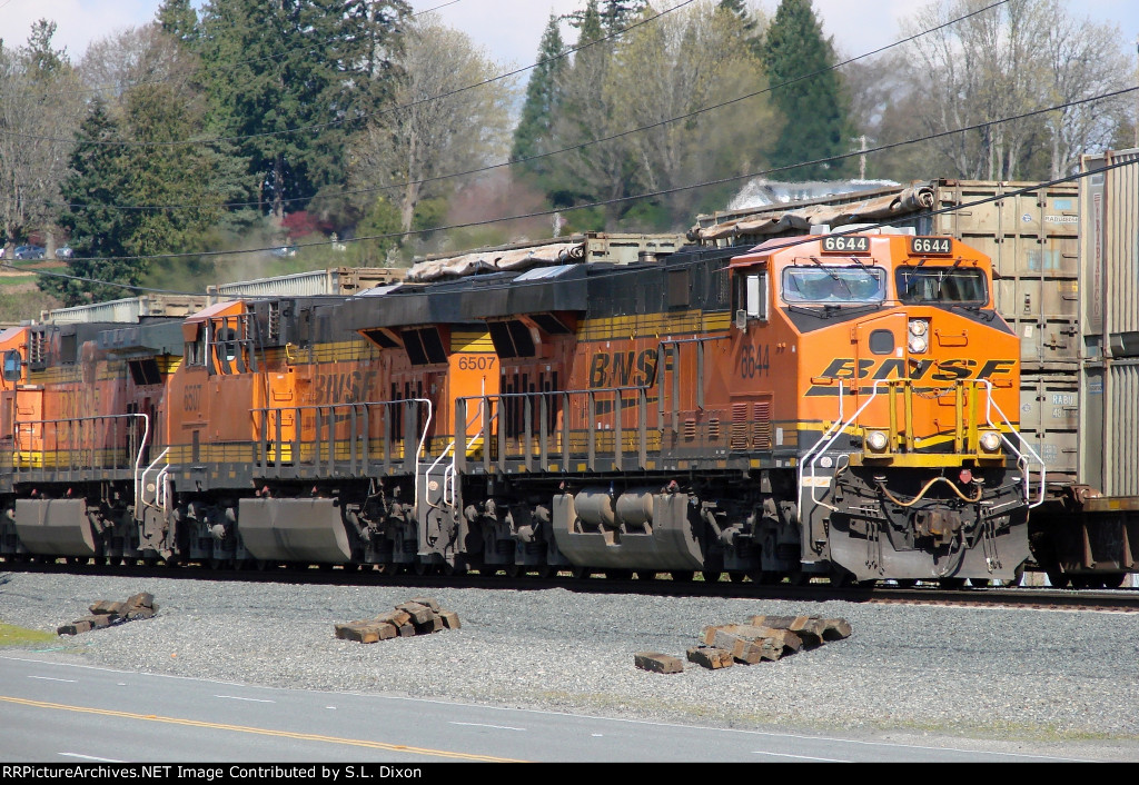 BNSF 6644 South at Bayside